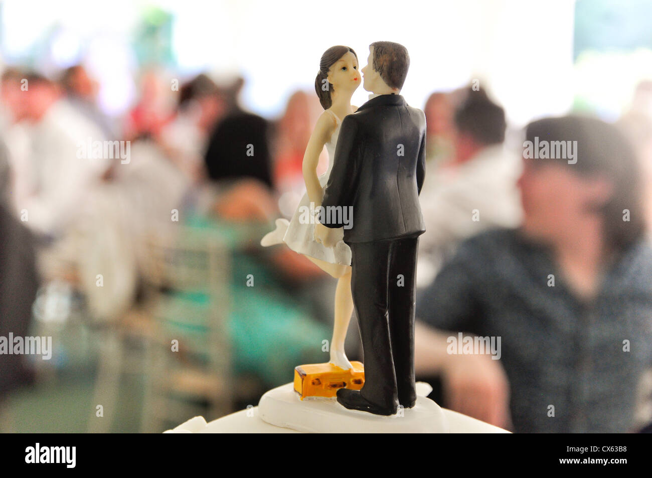 Bride and Groom models on Wedding Cake Stock Photo - Alamy