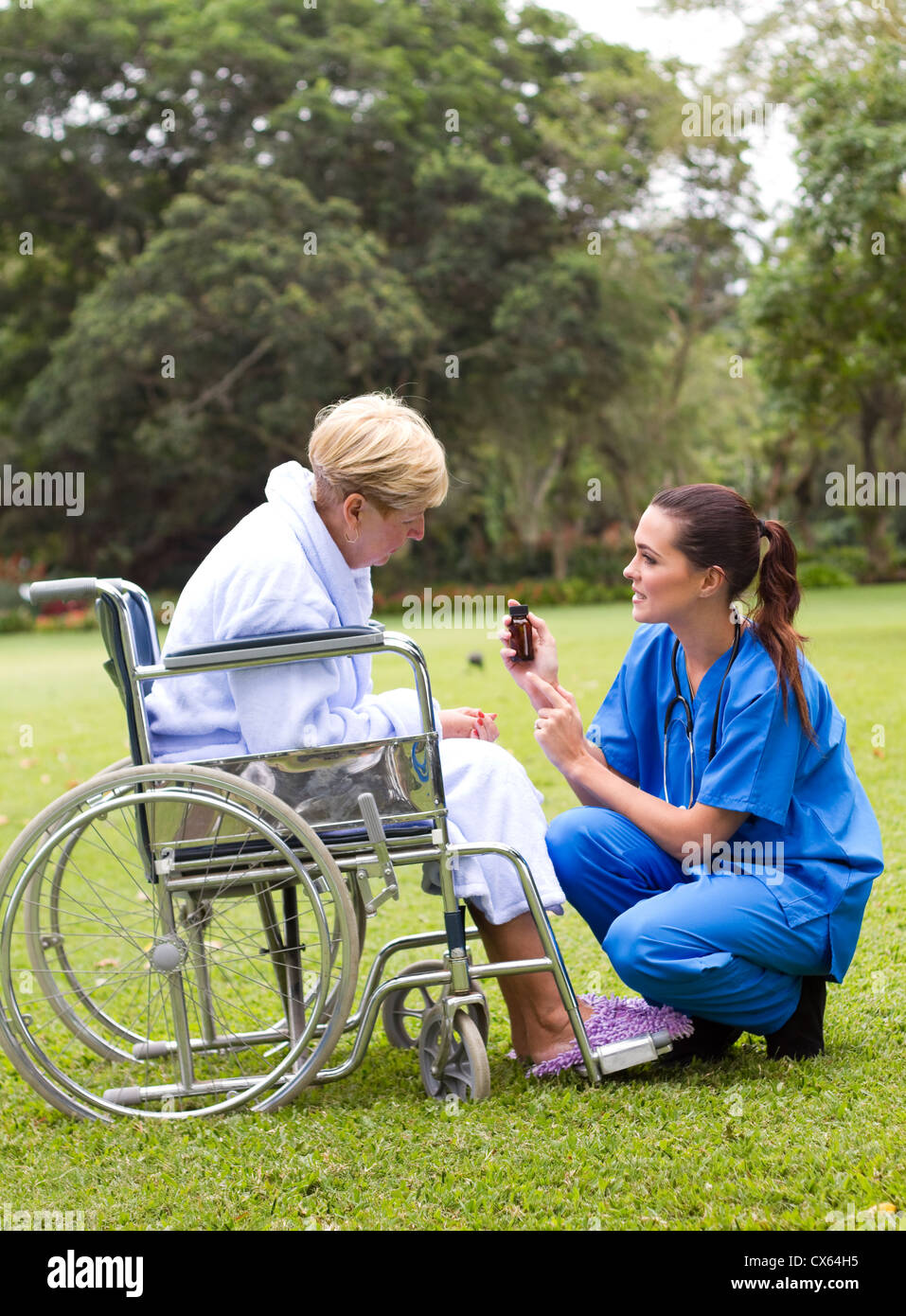 female nurse explain how to take the medication to senior patient Stock ...