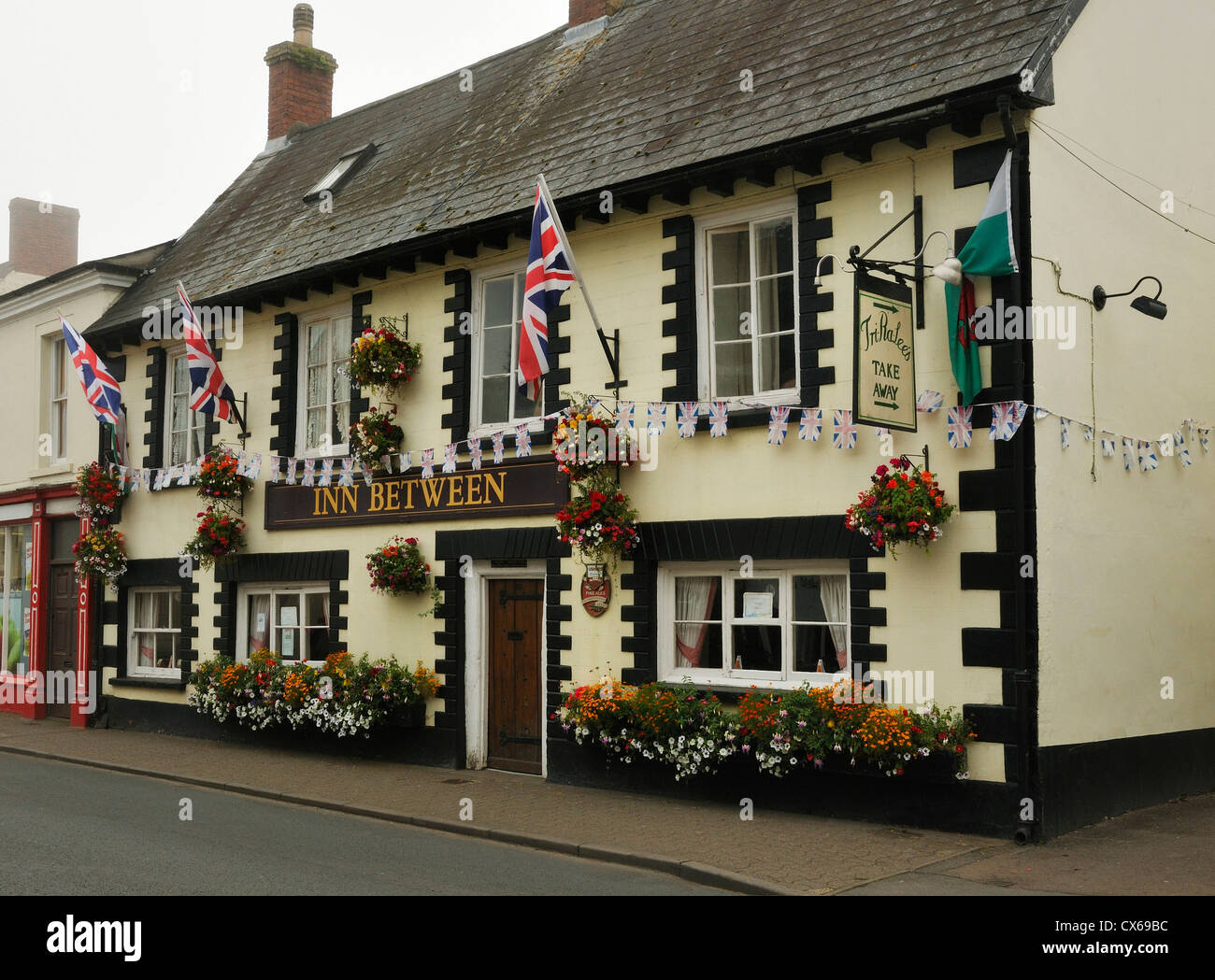 "Inn Between" pub in Bridge Street, Usk, Monmouthshire Stock Photo - Alamy