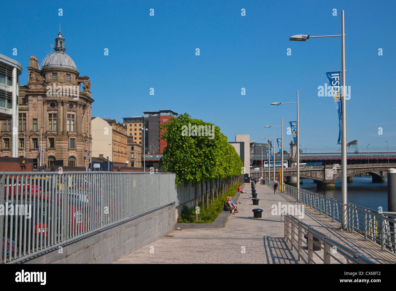 Glasgow river clyde walkway city hi-res stock photography and images ...