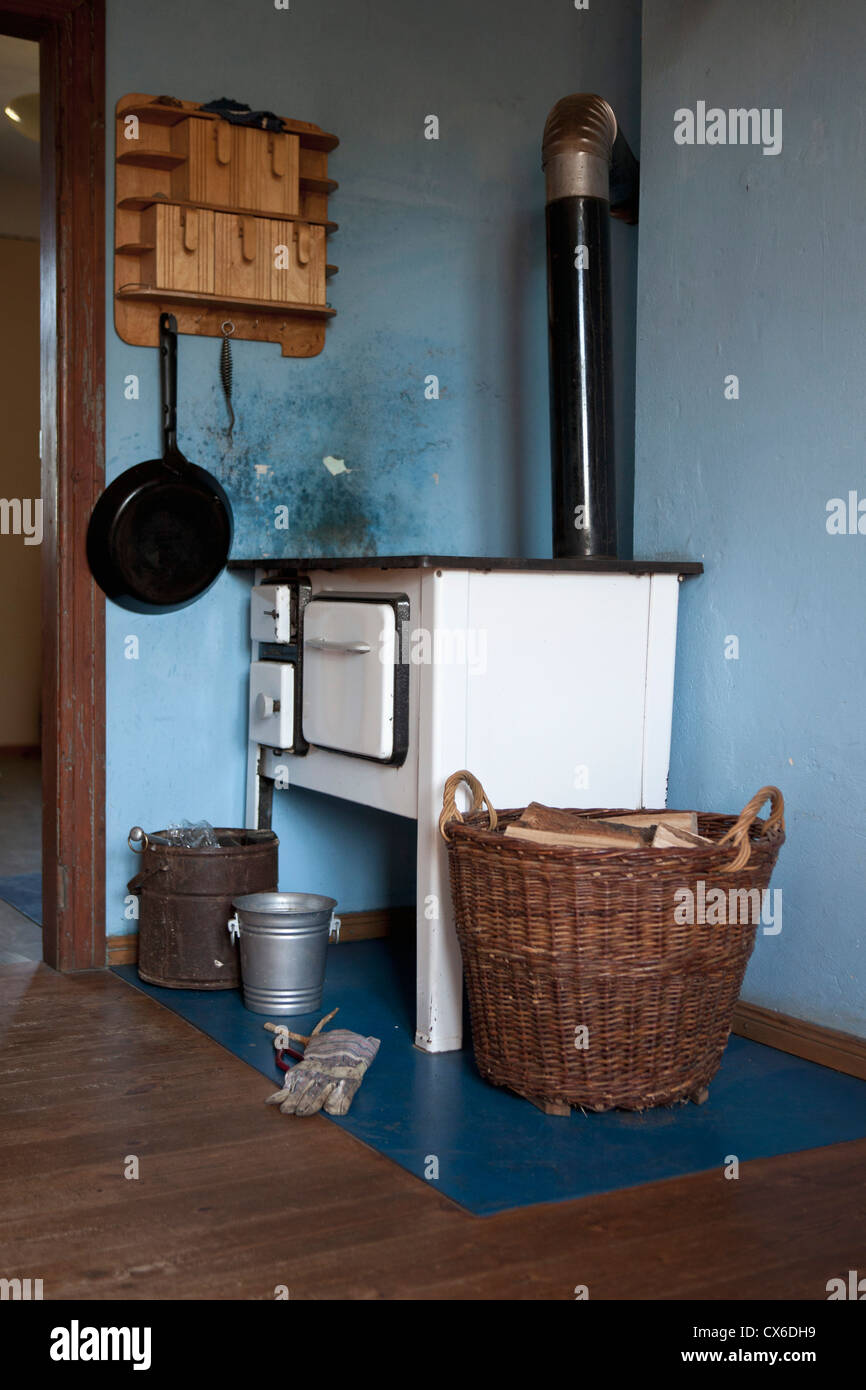 Old fashioned cooking stove hi-res stock photography and images - Alamy