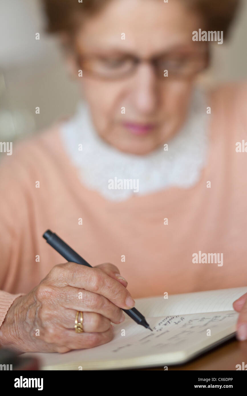 Make a note hi-res stock photography and images - Alamy