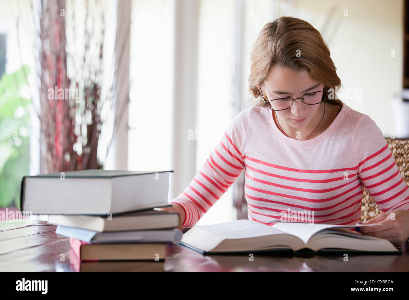 Girls doing research at home hi-res stock photography and images - Alamy