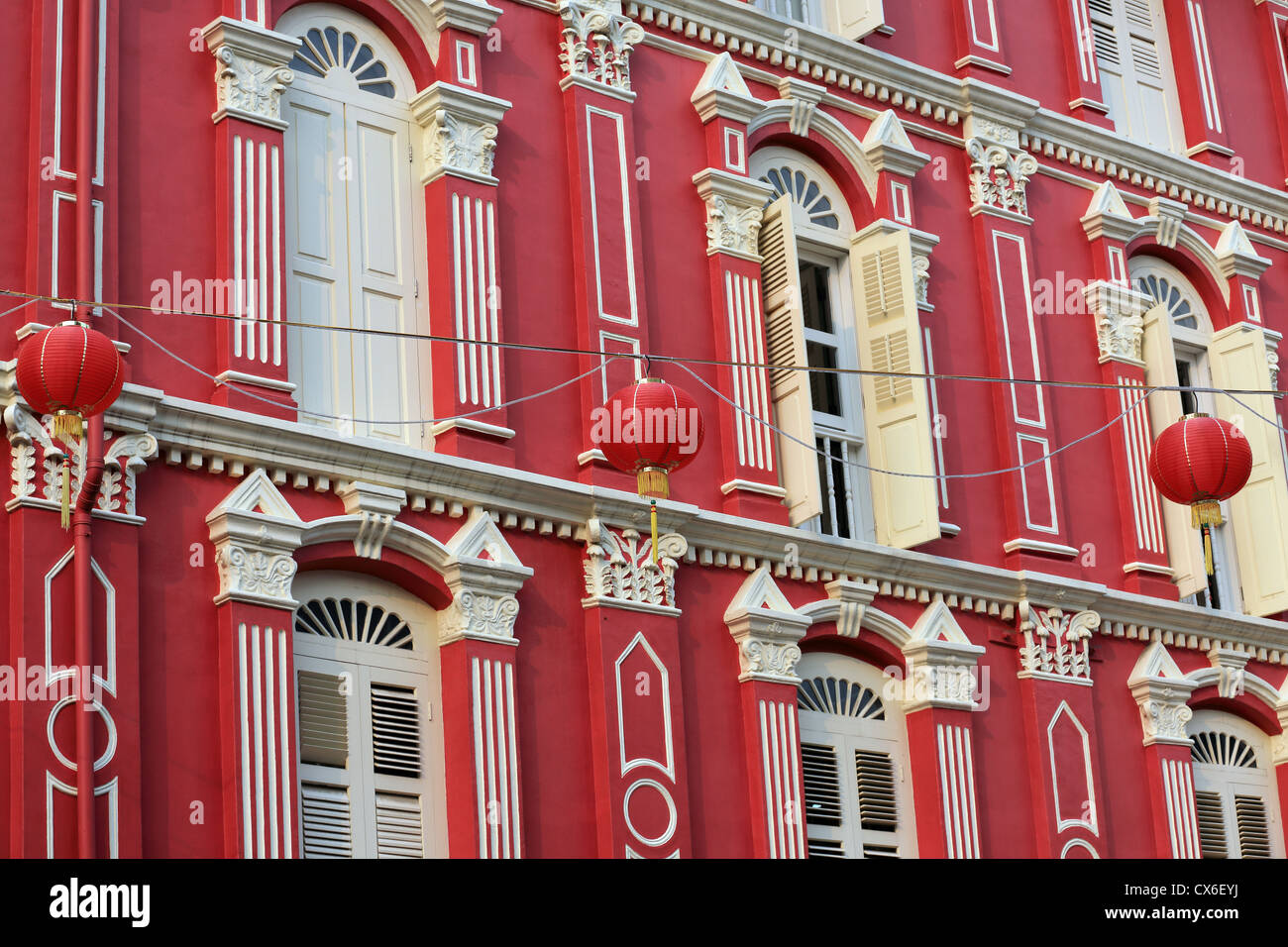 Colonial buildings and Chinese lanterns on Temple Street in Chinatown ...