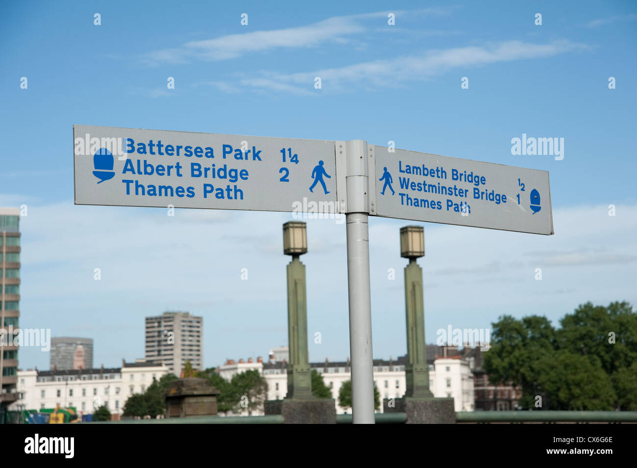 Thames path signs hi-res stock photography and images - Alamy