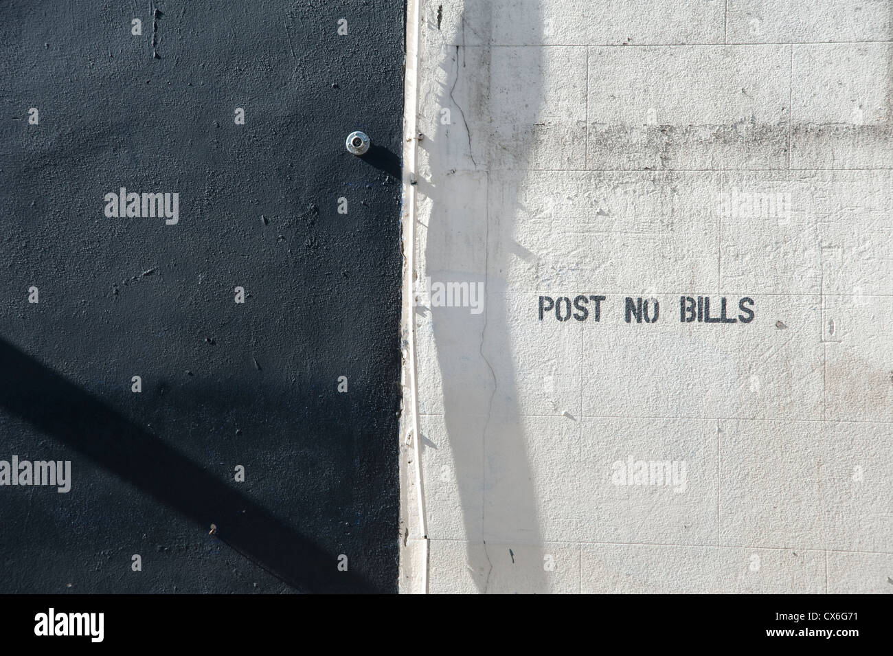 "post no bills" sign stenciled on to a wall Stock Photo - Alamy