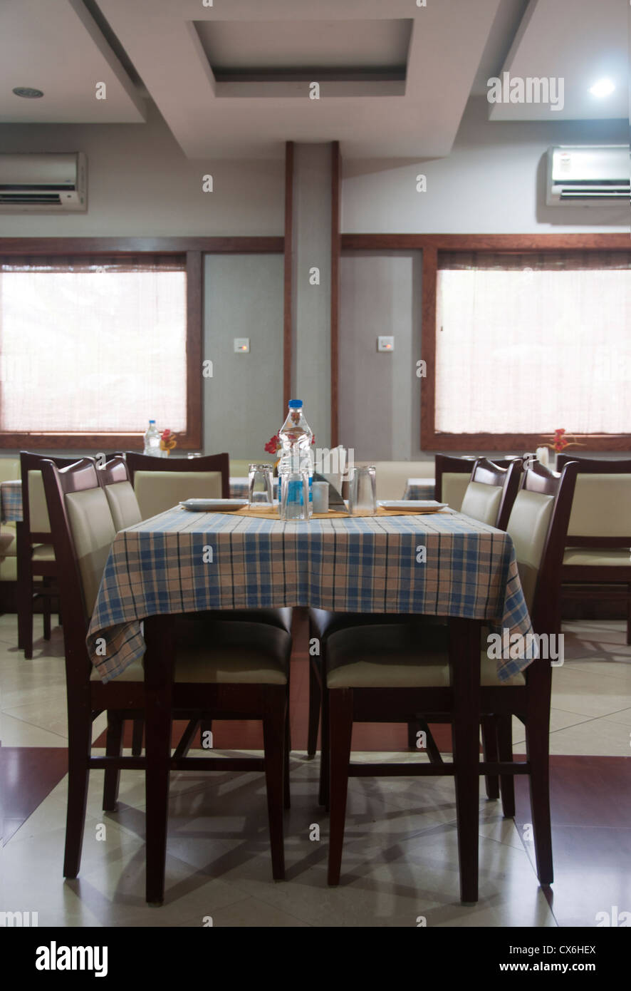 Empty restaurant table Stock Photo - Alamy