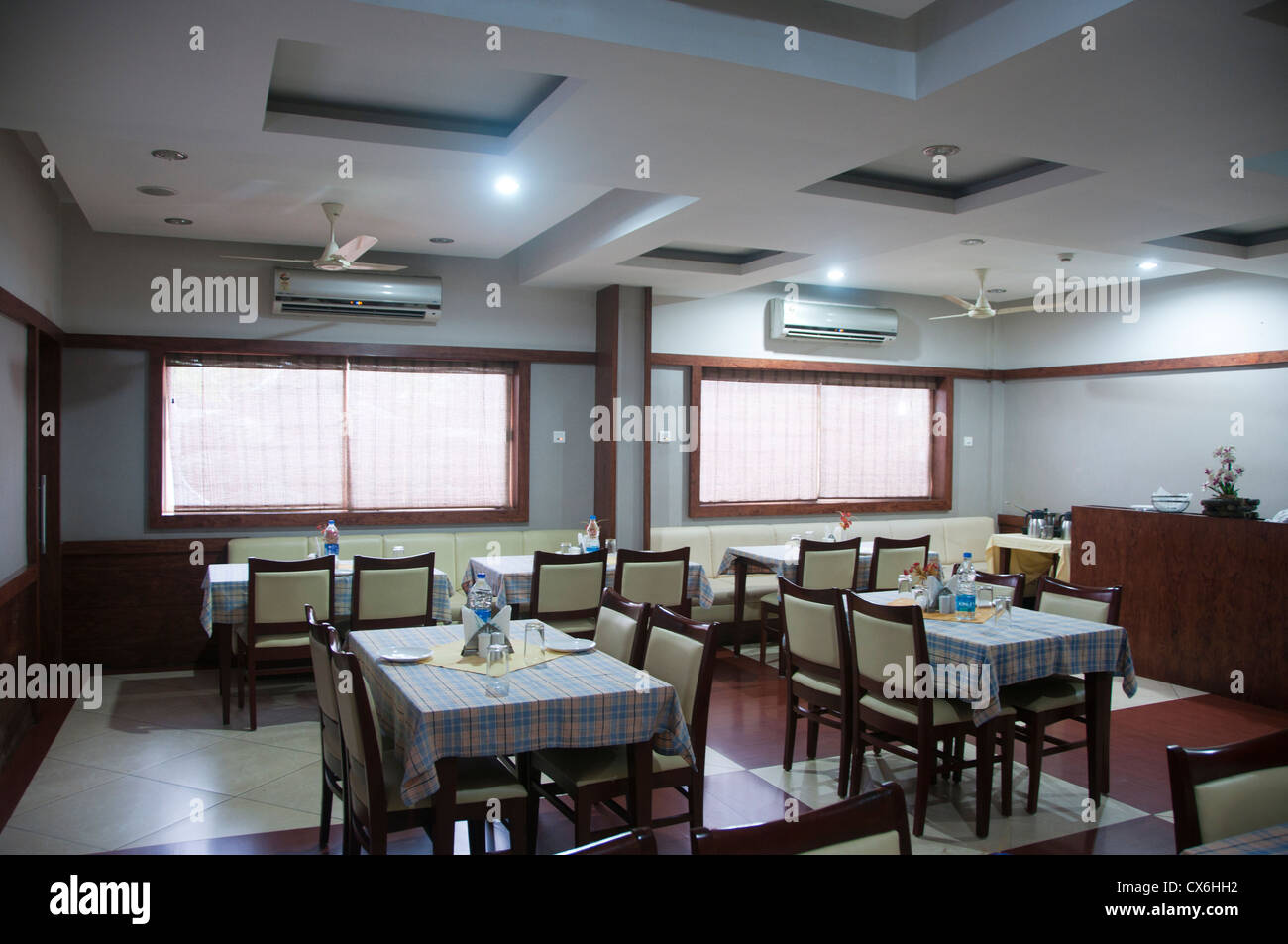 Empty restaurant hi-res stock photography and images - Alamy