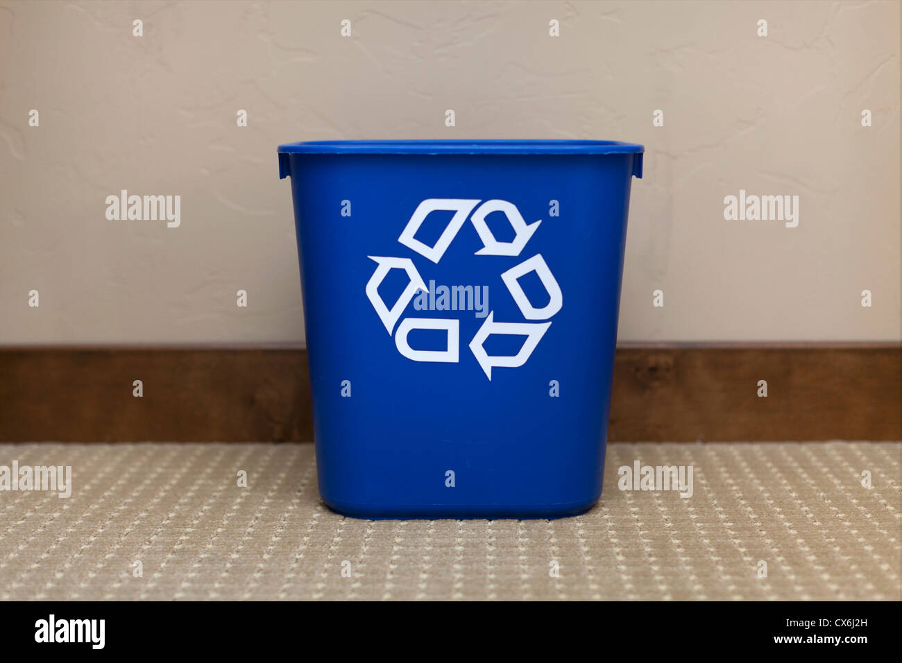 Blue recycling hi-res stock photography and images - Alamy