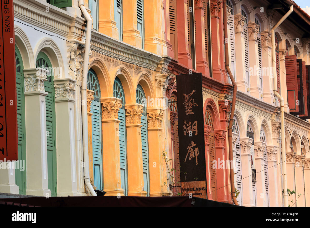 Colonial buildings of historic Pagoda Street in Chinatown, Singapore ...