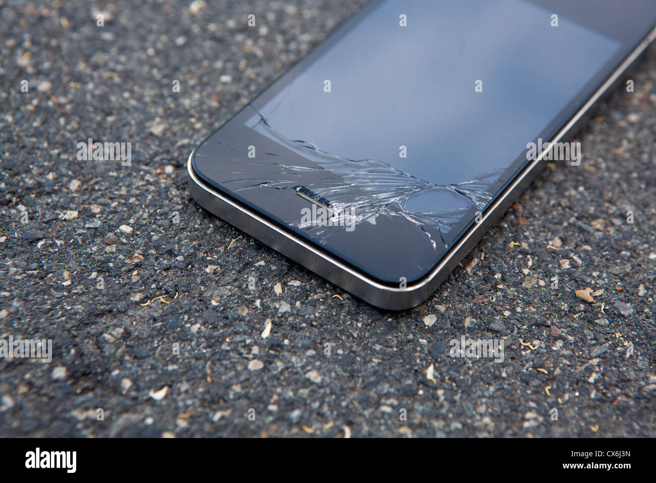 Detail of a smart phone with a cracked screen Stock Photo - Alamy