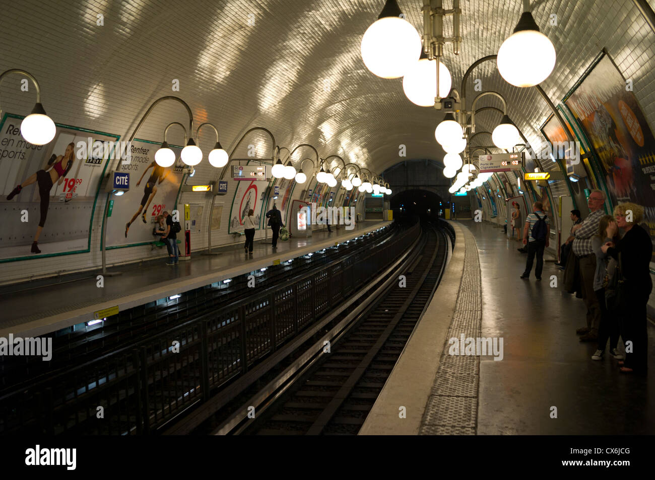 Platform of Cité Metro Station, Paris Stock Photo - Alamy