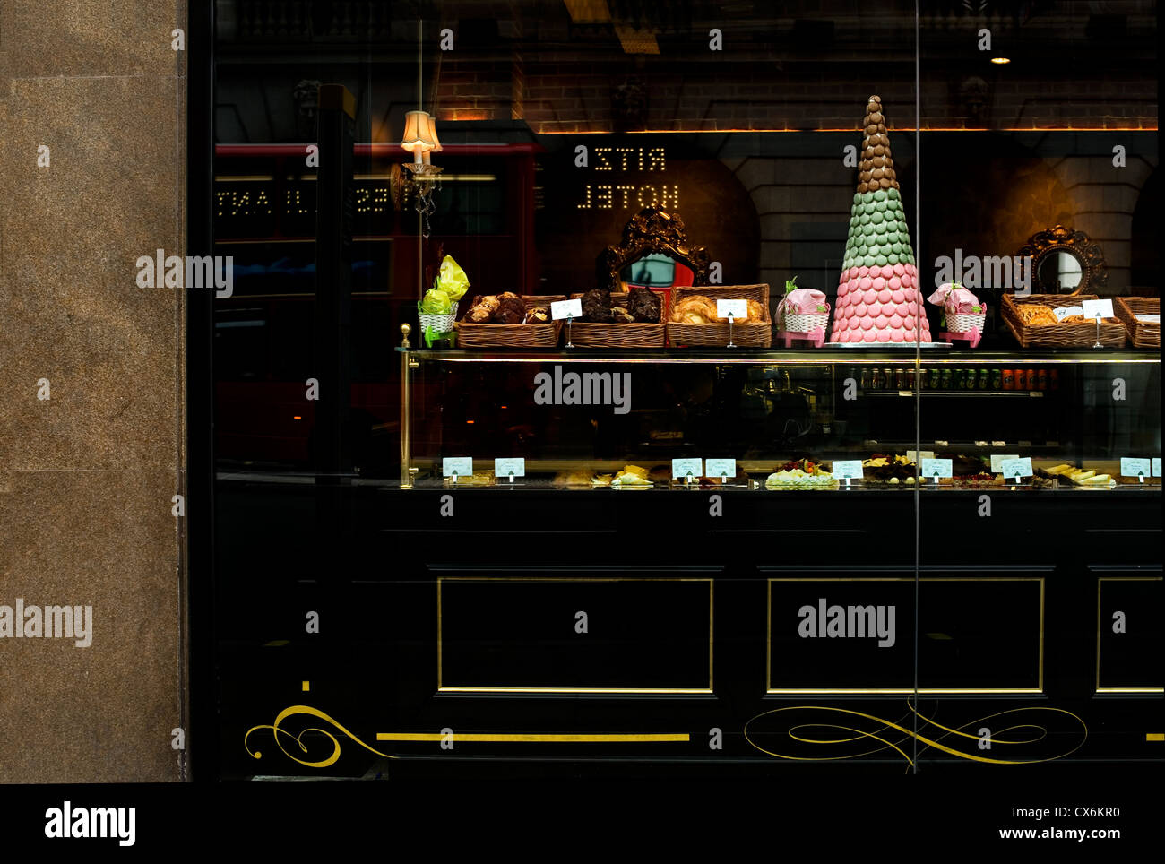 parisserie shop window at night Stock Photo - Alamy