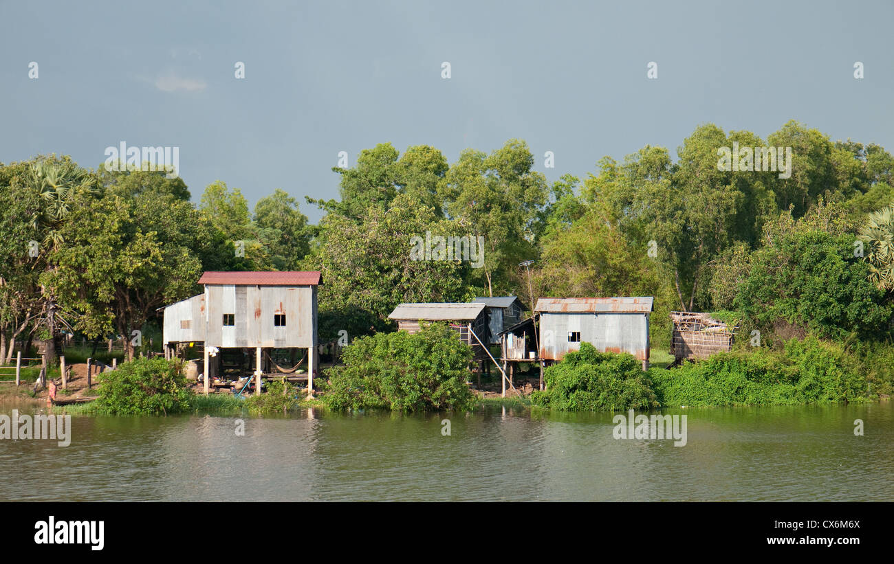 Farmhouses on stilts on the banks of Serei Sophorn River in Sisophon ...