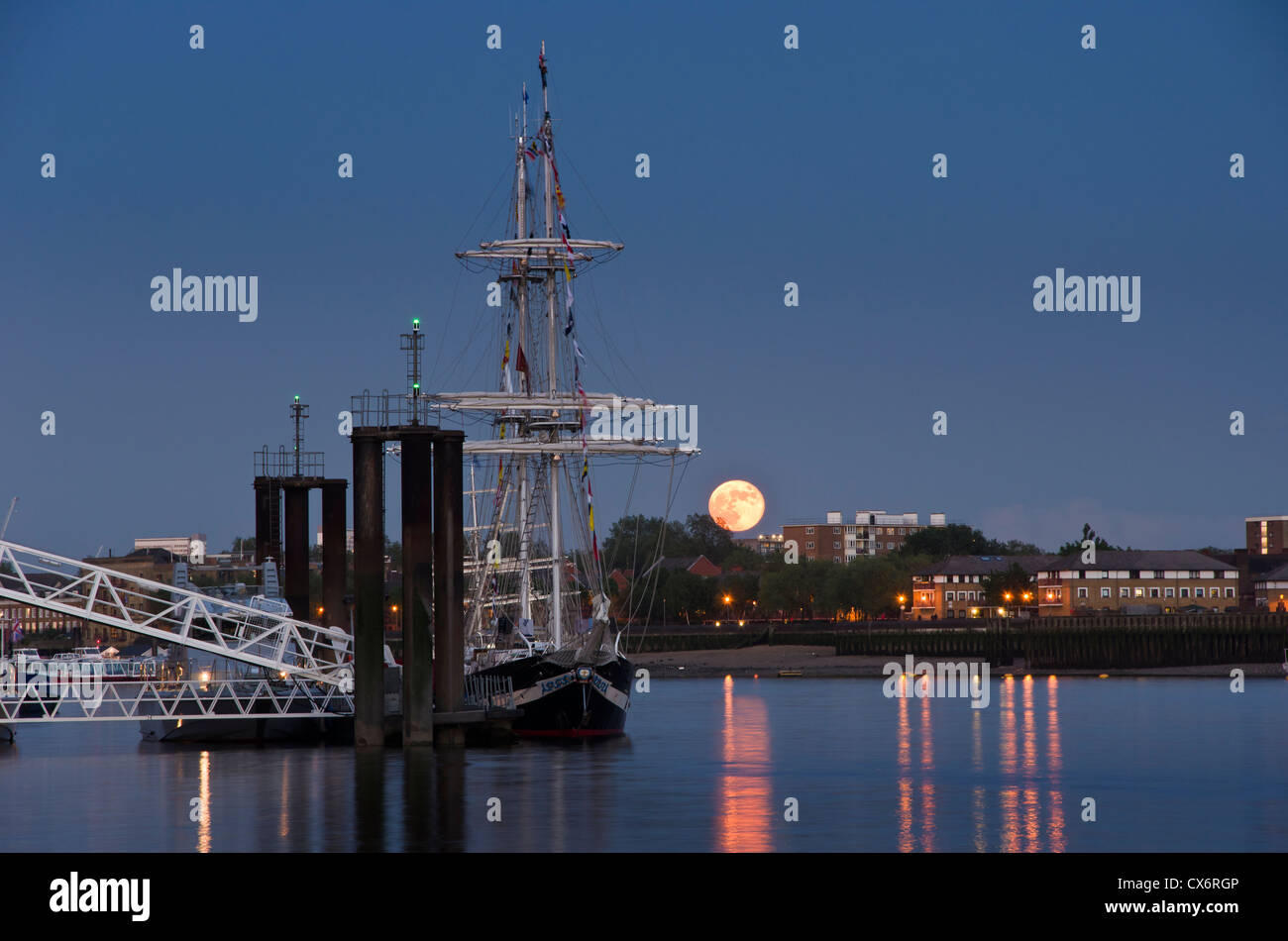 Moon rise over the Thames River London Stock Photo - Alamy