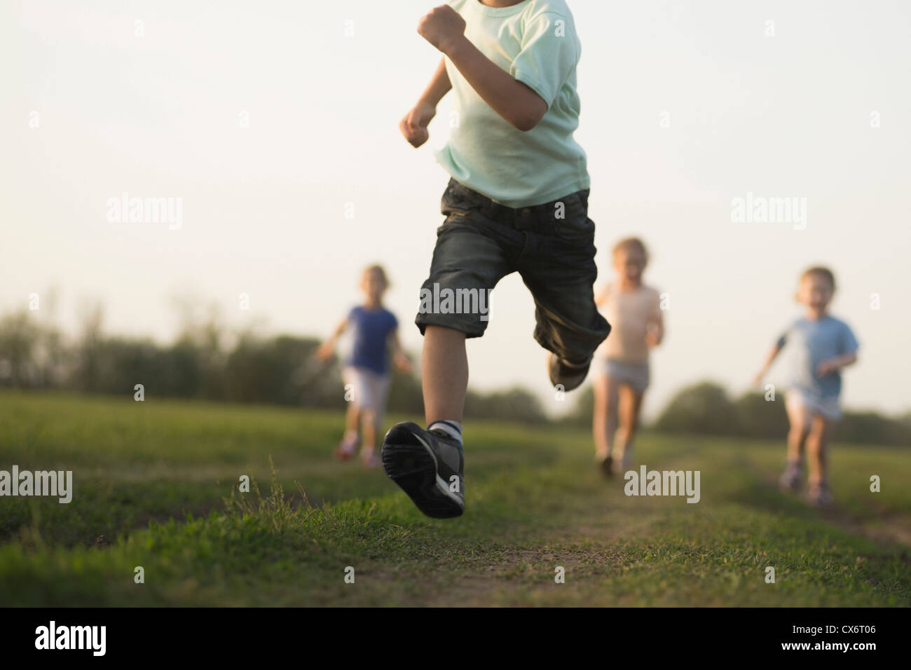 Children running race track hi-res stock photography and images - Alamy