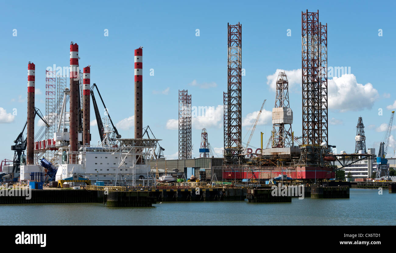 Ship building dock hi-res stock photography and images - Alamy