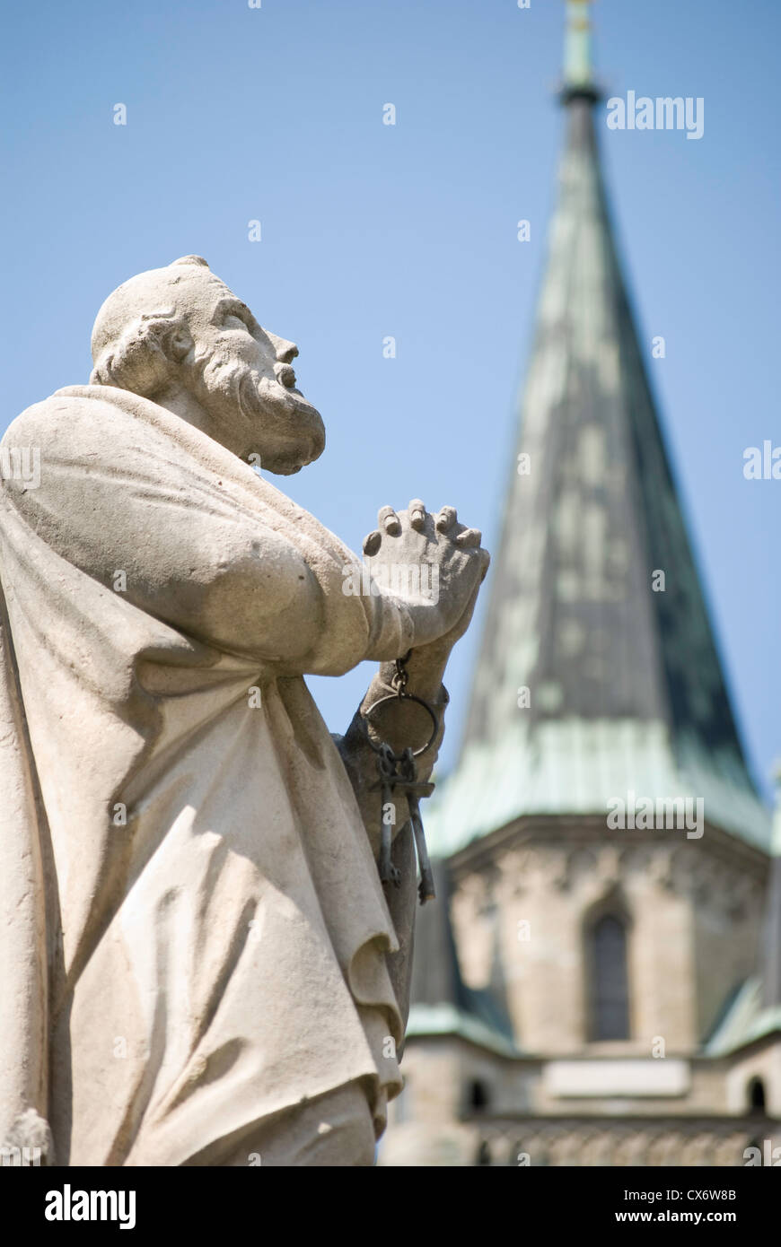 Praying statue church hi-res stock photography and images - Alamy