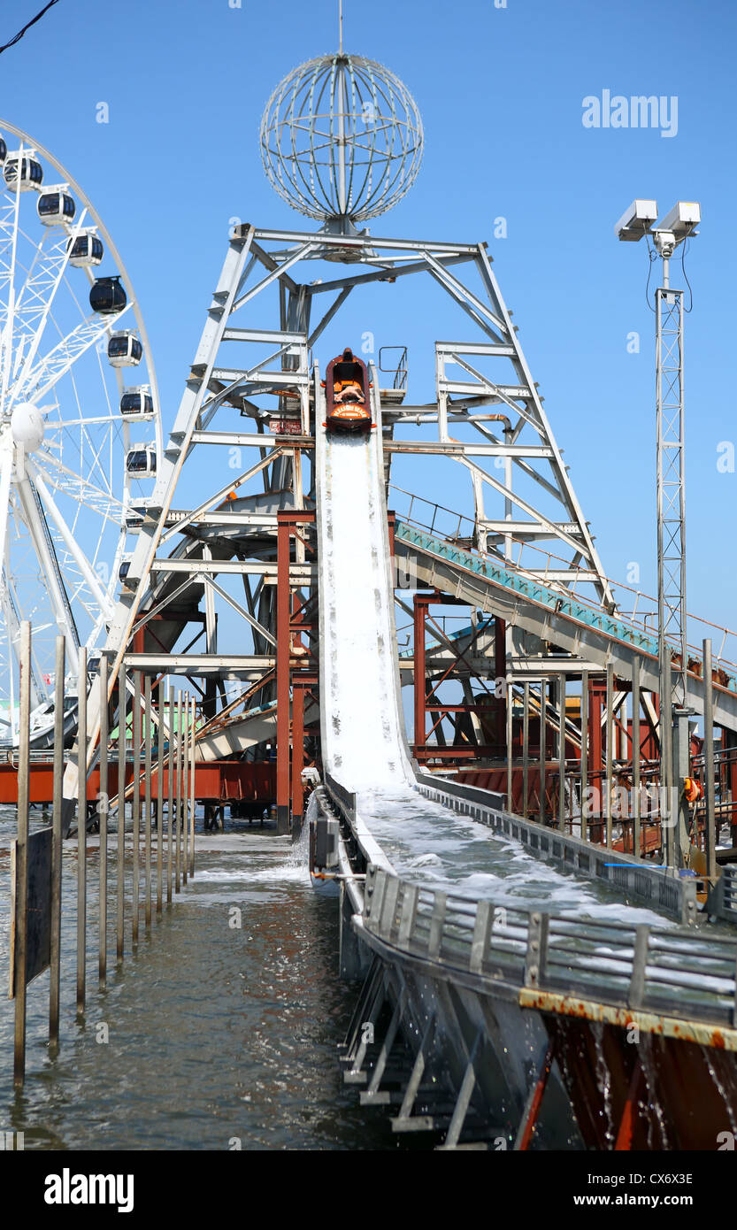 Water splash log flume ride hi-res stock photography and images - Alamy
