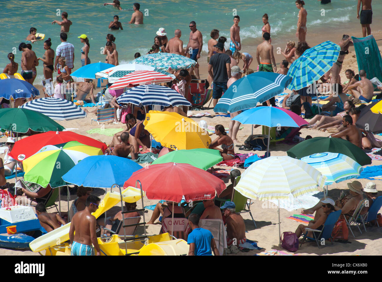 Lots people sunbathing on beach hi-res stock photography and images - Alamy
