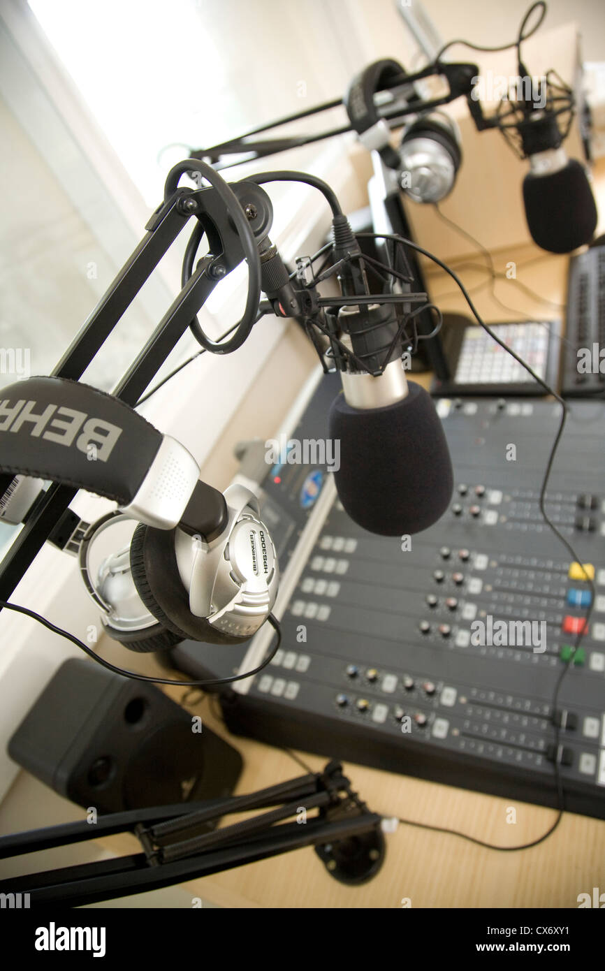 Microphone news desk hi-res stock photography and images - Alamy