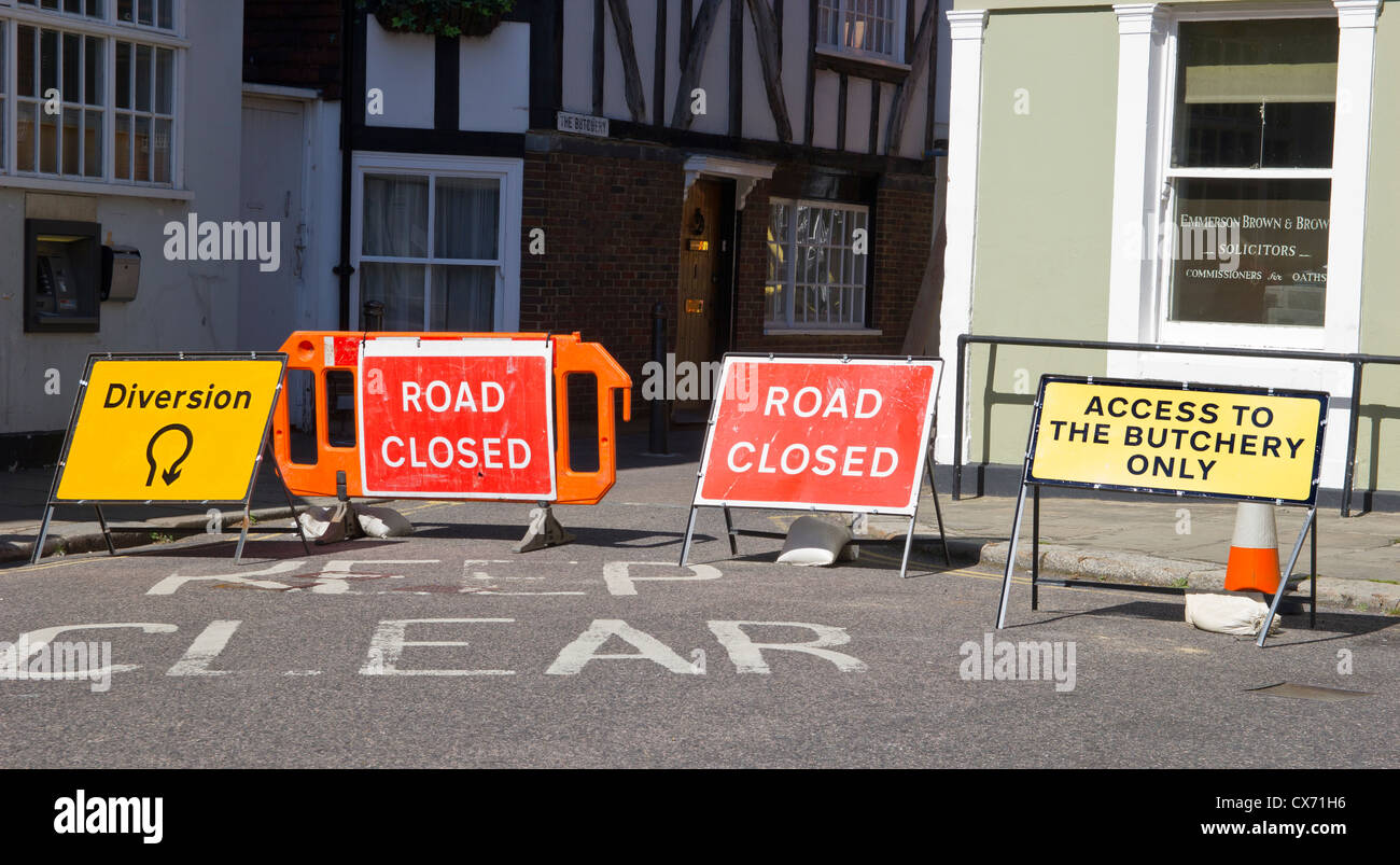 Road Closed Road Diversion Signs Stock Photo - Alamy