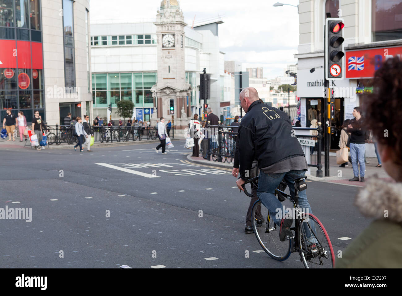 Cyclist red light hi-res stock photography and images - Alamy