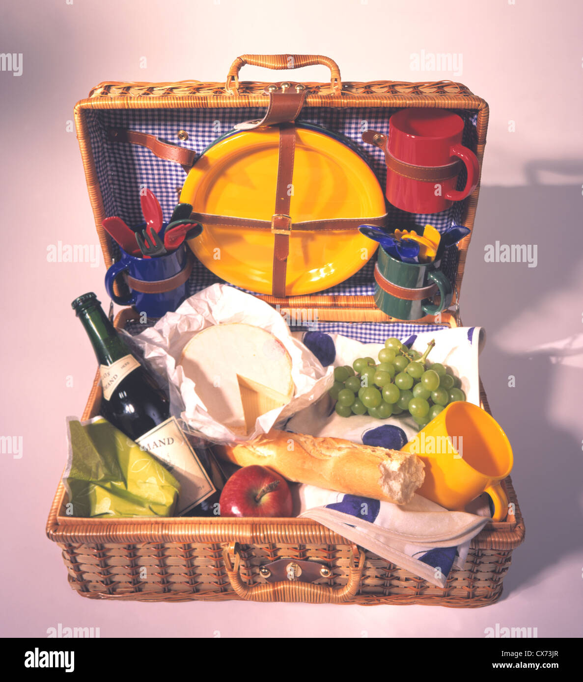 Picnic basket cut out hi-res stock photography and images - Alamy