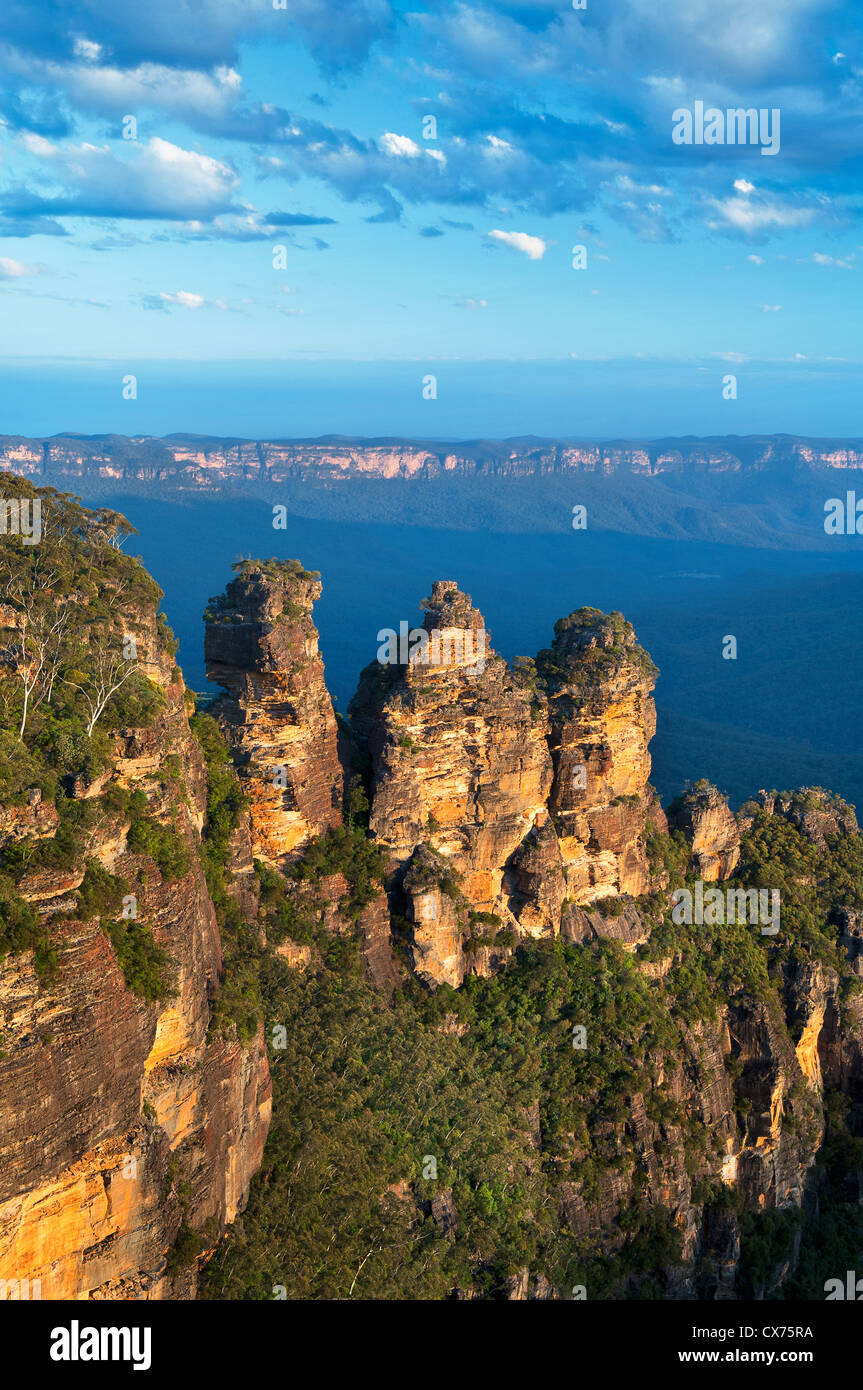 The rock formation of the Three Sisters towering over Jamison Valley ...