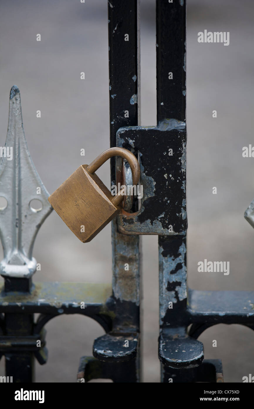 Old locked gate with padlock Stock Photo - Alamy