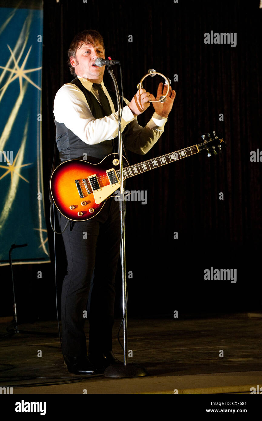 Singer performing on a stage Stock Photo - Alamy