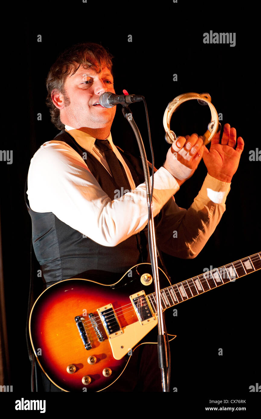 Singer performing on a stage Stock Photo - Alamy