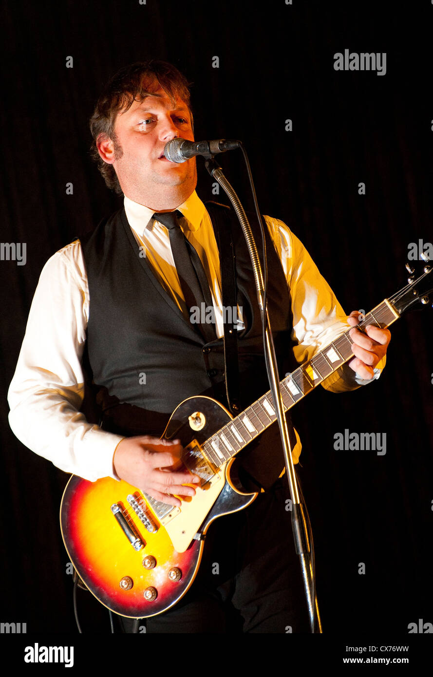 Singer performing on a stage Stock Photo - Alamy
