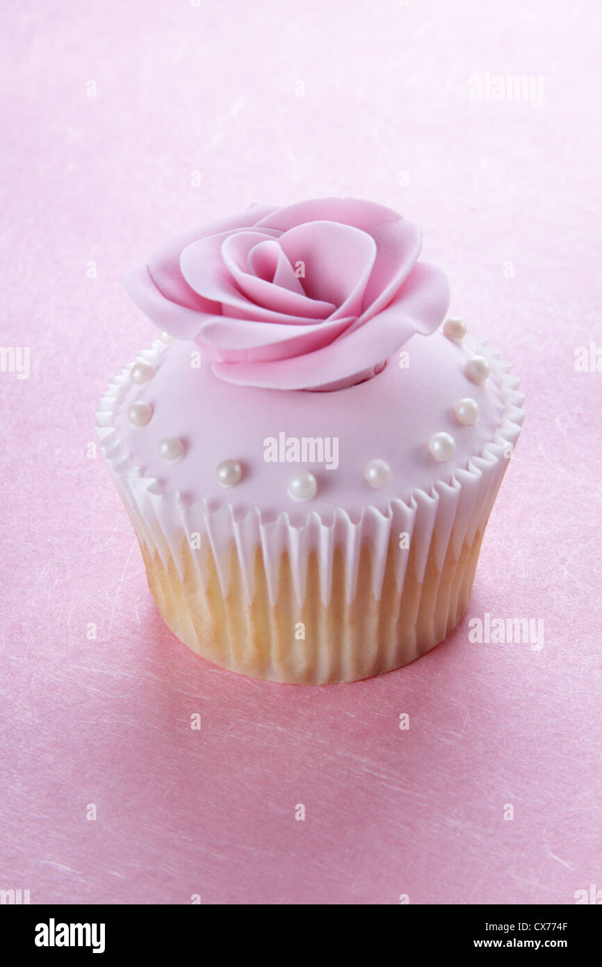 Pretty pink cakes hi-res stock photography and images - Alamy