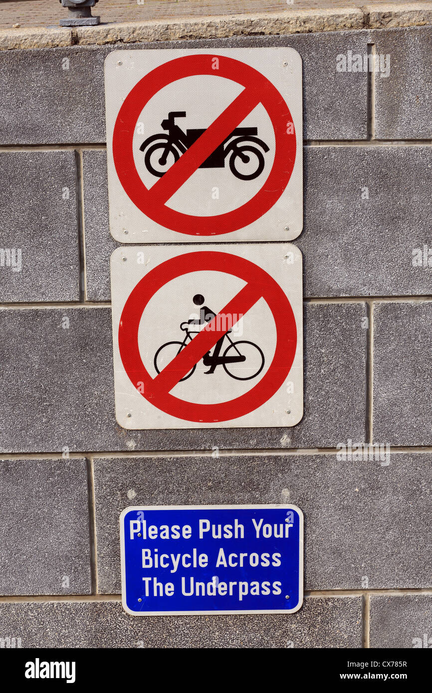 Underpass sign hi-res stock photography and images - Alamy