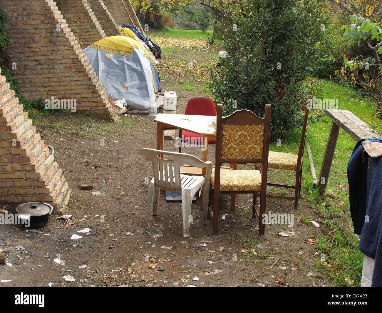 makeshift camp for homeless people in rome italy Stock Photo - Alamy