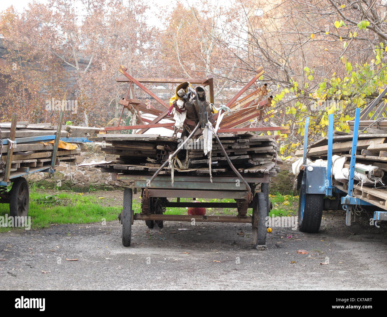 market stalls dismantled onto traliers Stock Photo - Alamy