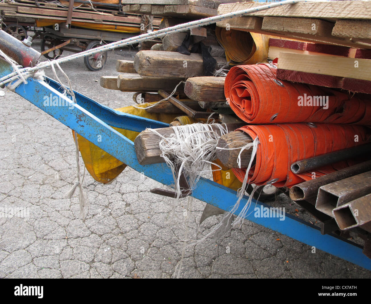 market stalls dismantled onto traliers Stock Photo - Alamy
