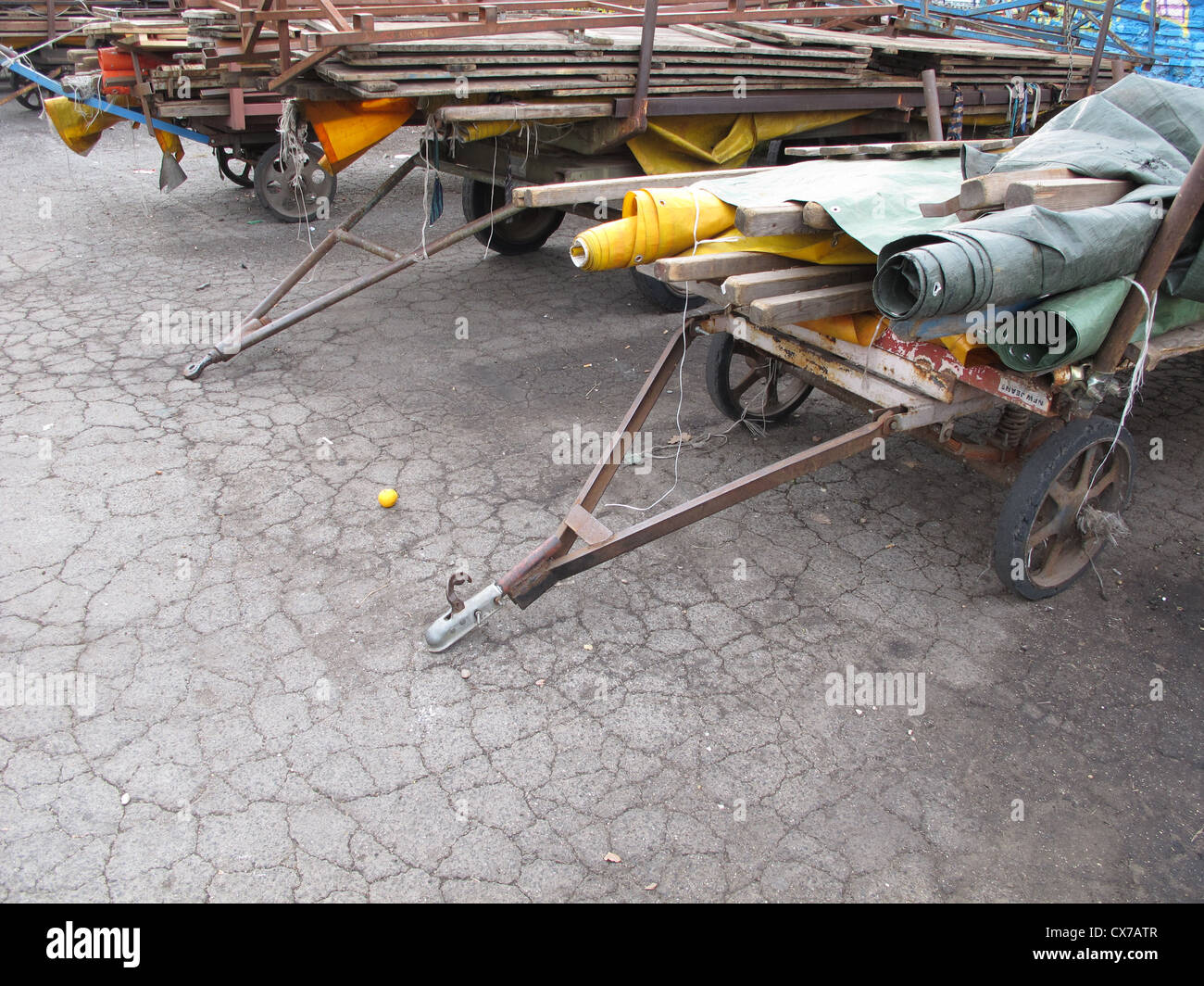 market stalls dismantled onto traliers Stock Photo - Alamy
