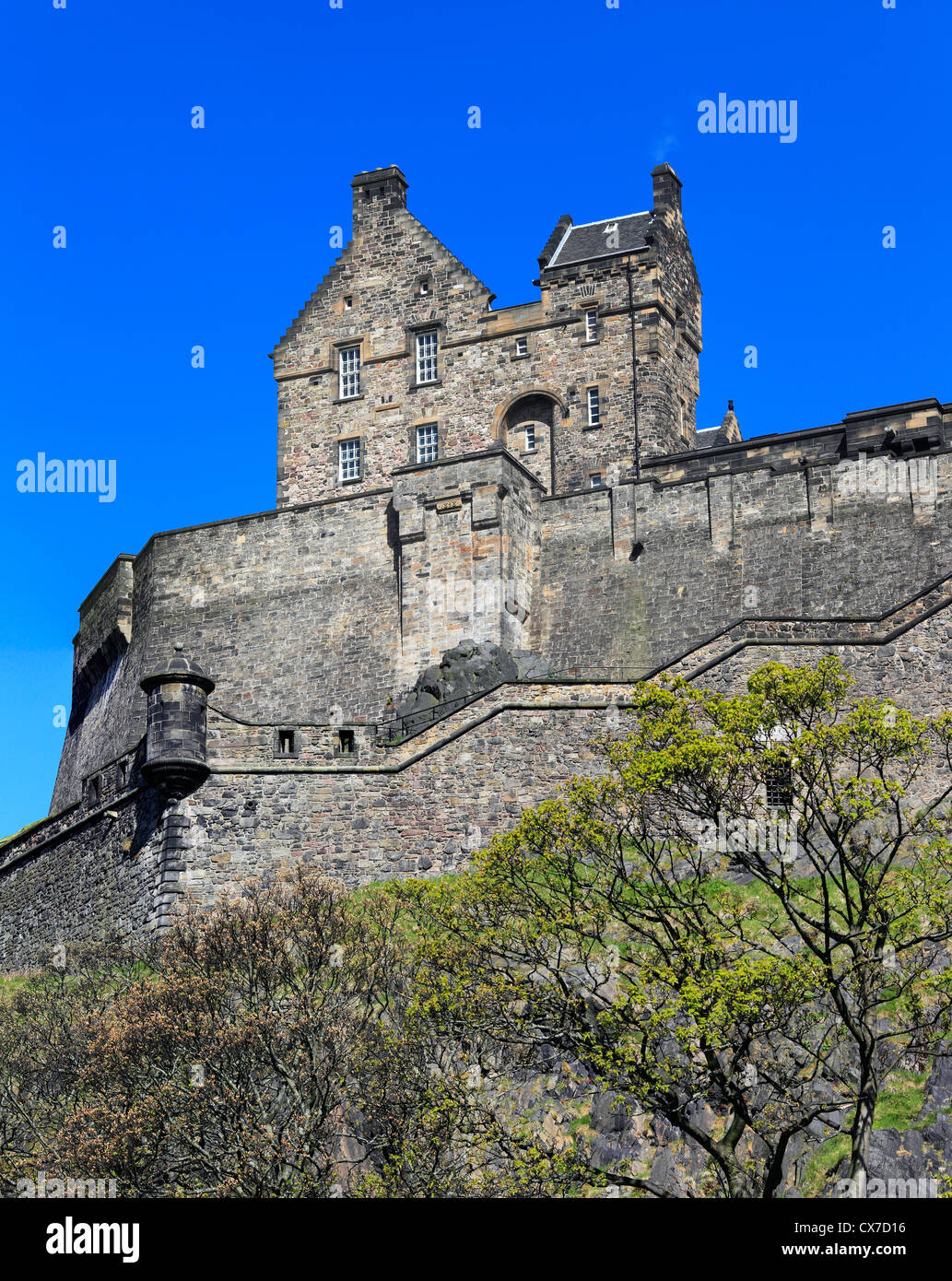Edinburgh castle skyline hi-res stock photography and images - Alamy