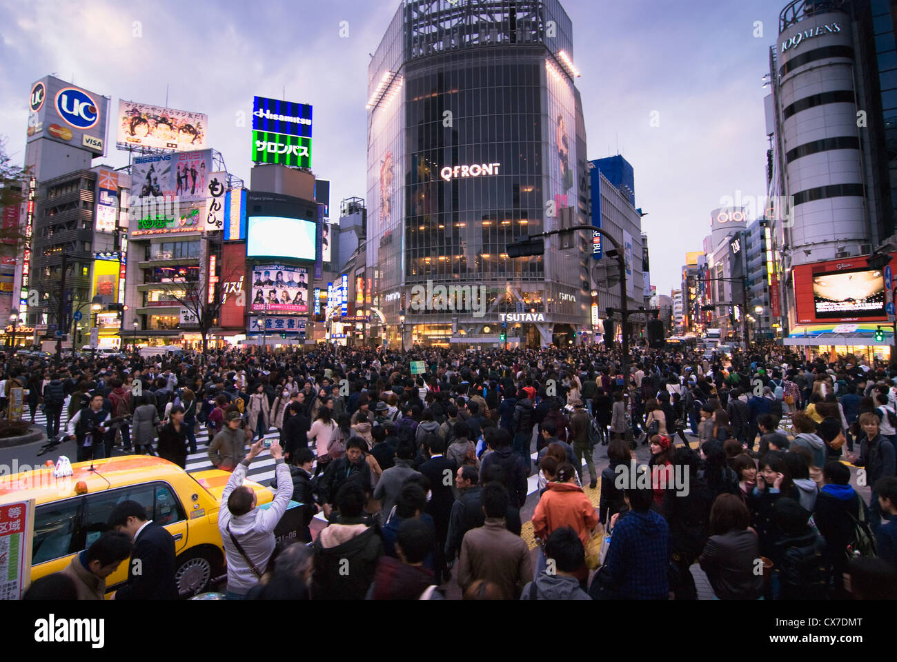 Crowd Crossing An Intersection In Shibuya; Tokyo, Japan Stock Photo - Alamy