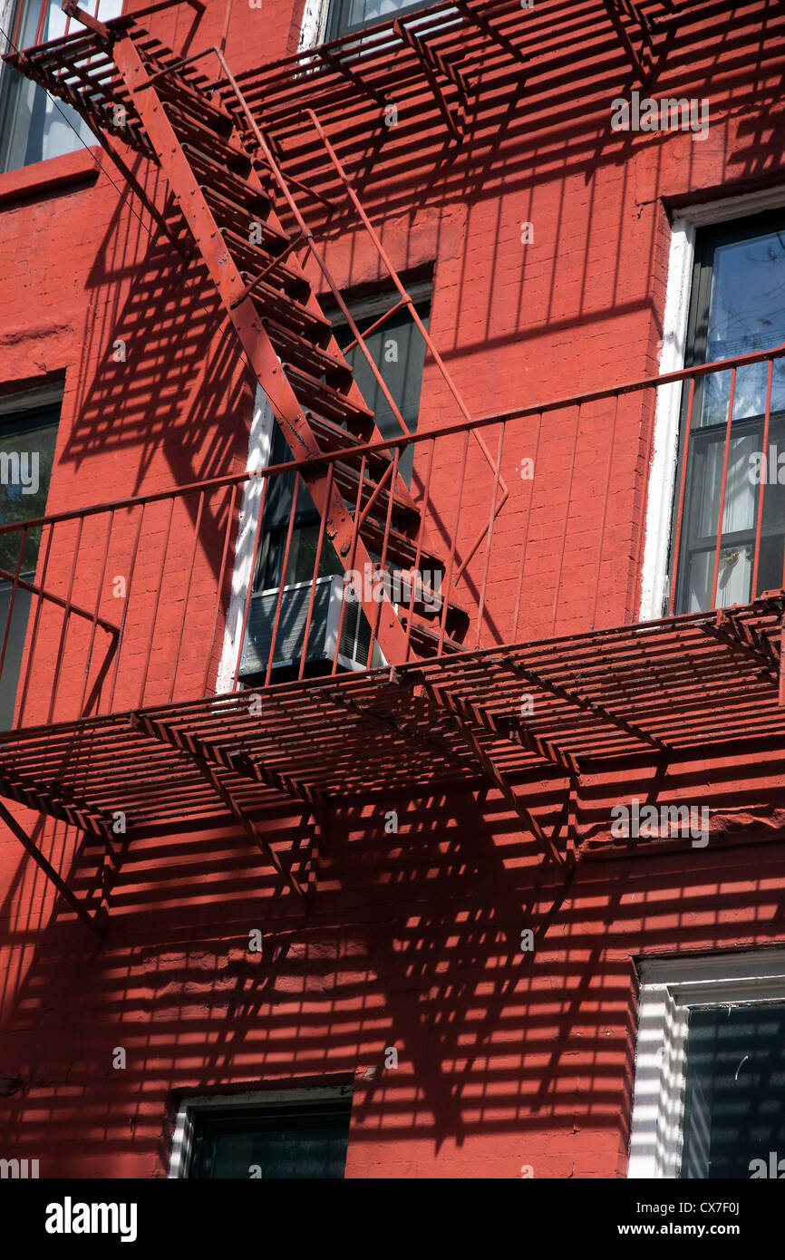 Multiple story building fire escape hi-res stock photography and images ...