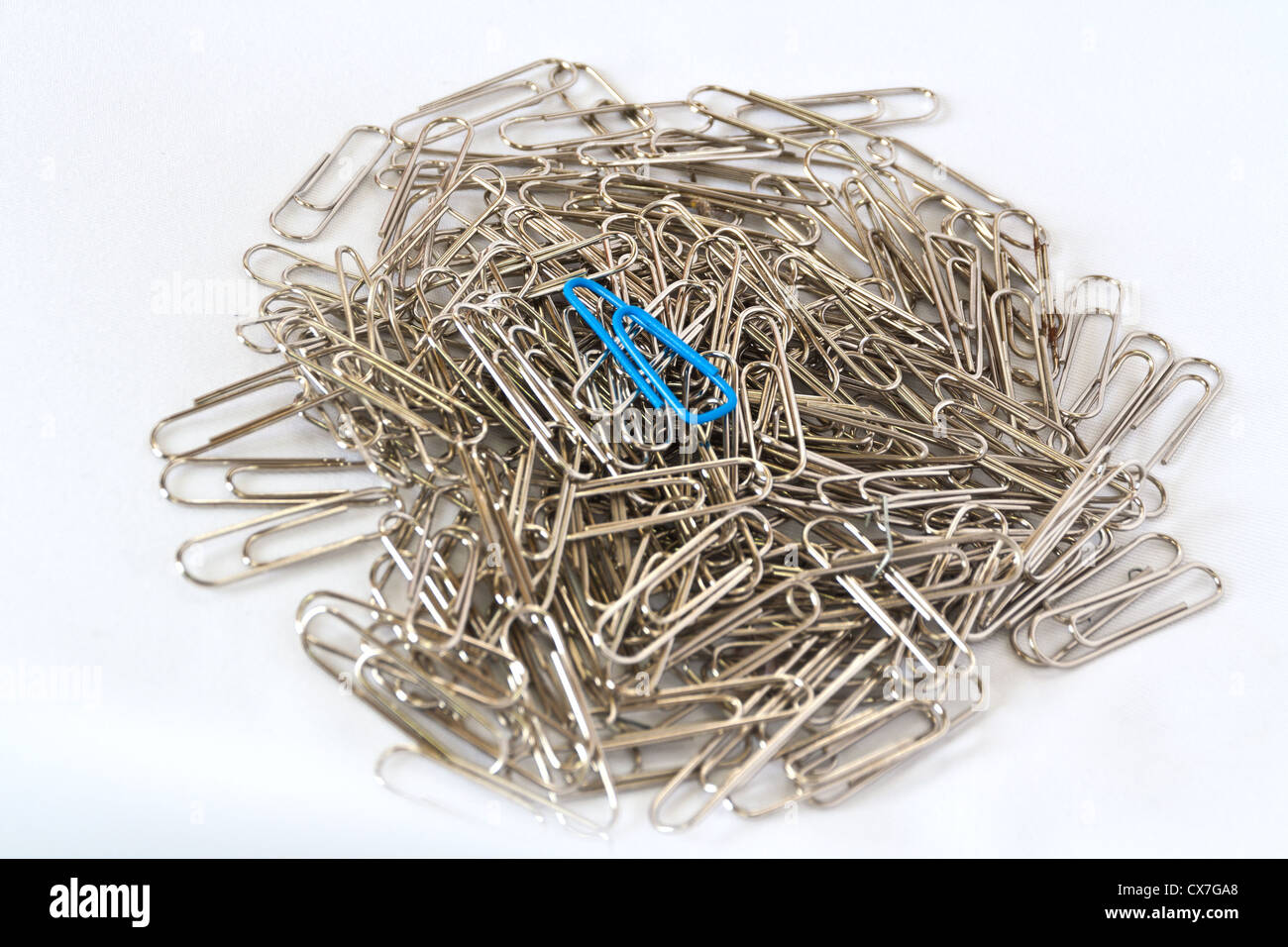 Blue Clip in group paper clip on white background Stock Photo - Alamy