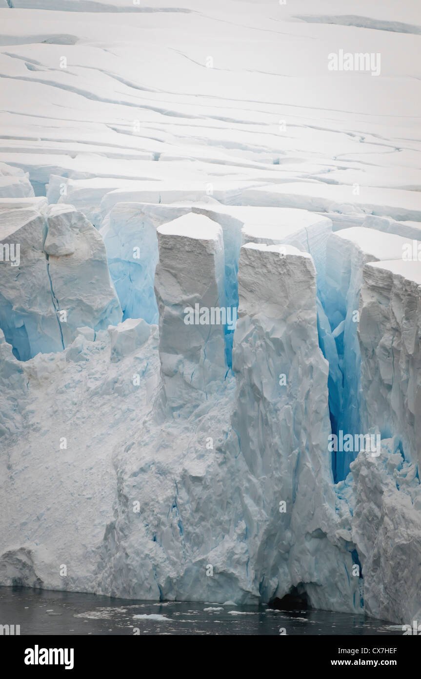 Cracked icebergs hi-res stock photography and images - Alamy