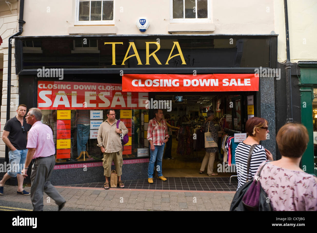 Man closing shop hi-res stock photography and images - Alamy