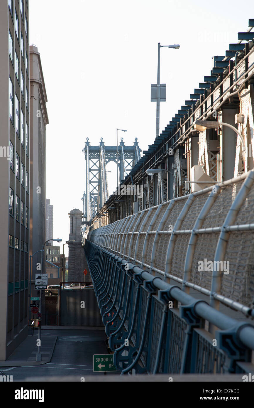 Outer barrier of Manhattan Bridge with road below Stock Photo - Alamy