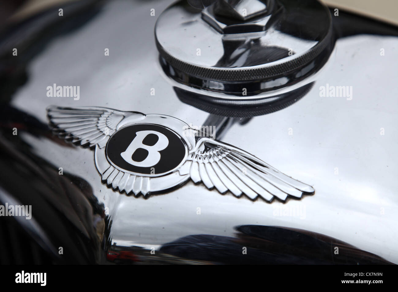Bentley car badge emblem hi-res stock photography and images - Alamy