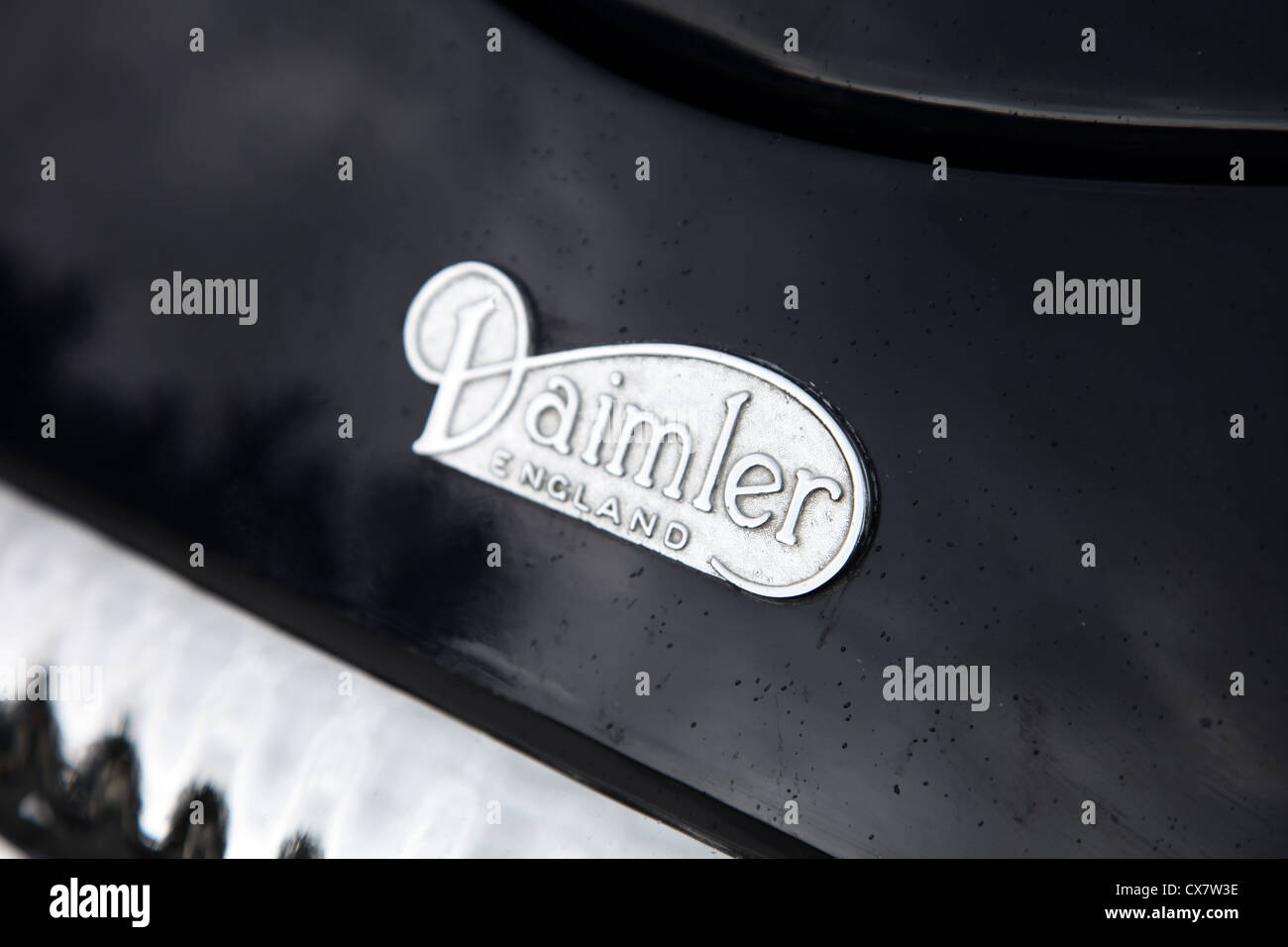 Daimler car badge hi-res stock photography and images - Alamy
