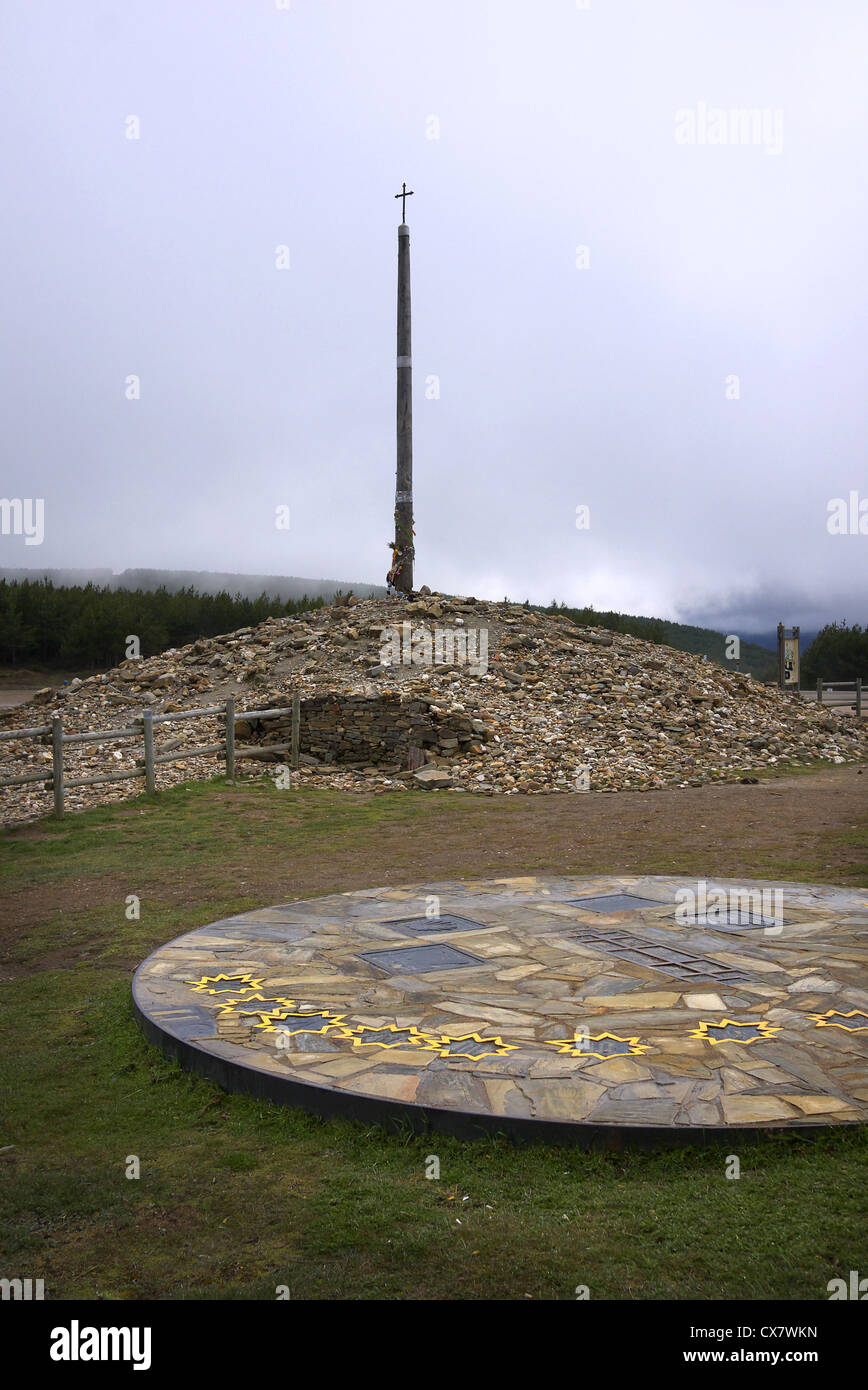 Cruz de ferro at the camino de santiago hi-res stock photography and images - Alamy