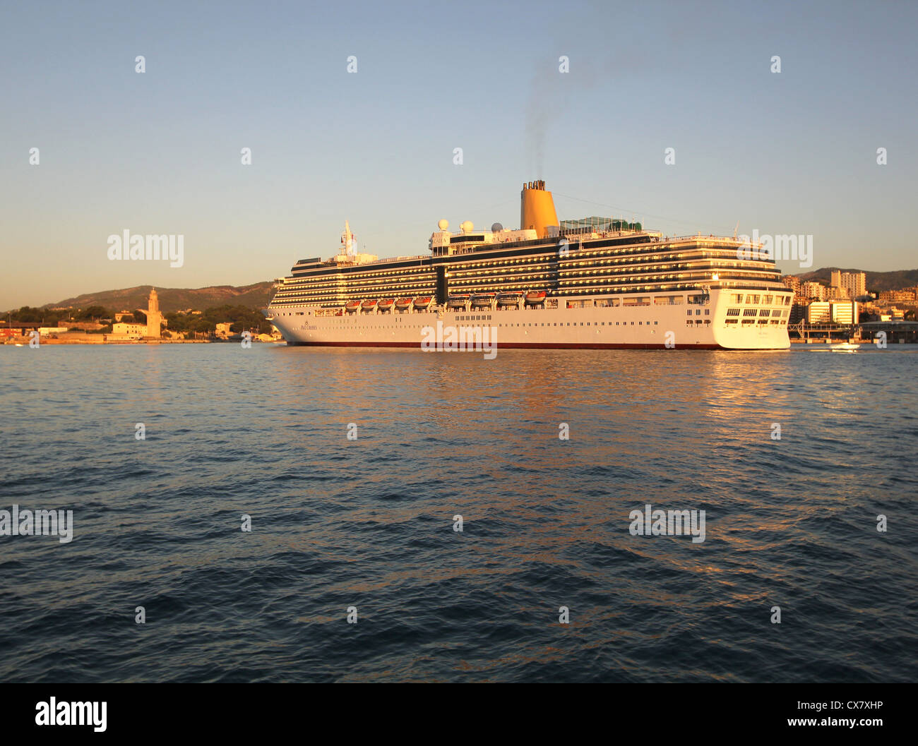 P&O Cruises Cruise Ship "Arcadia" ( length 285 mts) - arriving in port ...